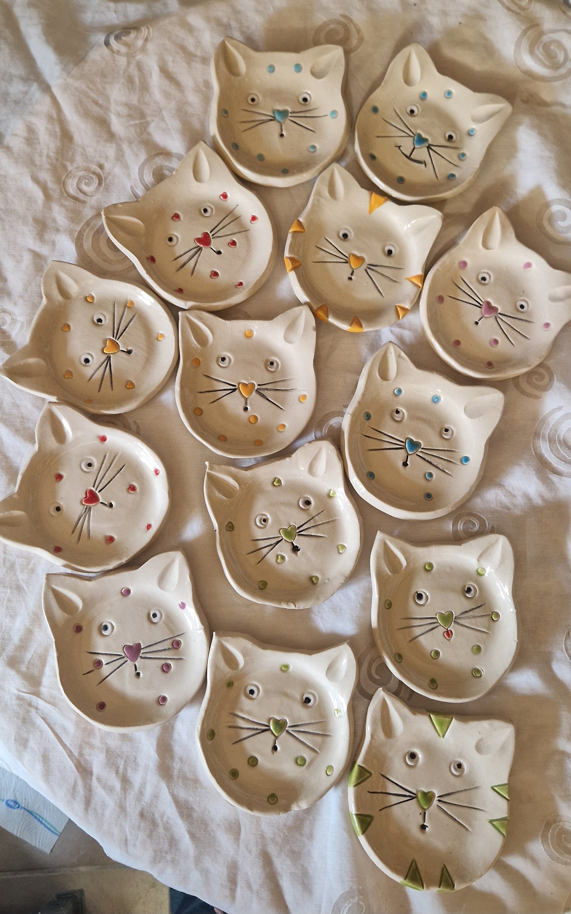 Katzenschleckteller in Katzenkopf-Form – Keramik Fuchs